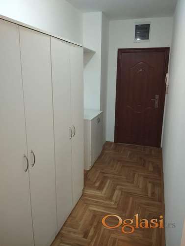 Izdajem dvosoban stan