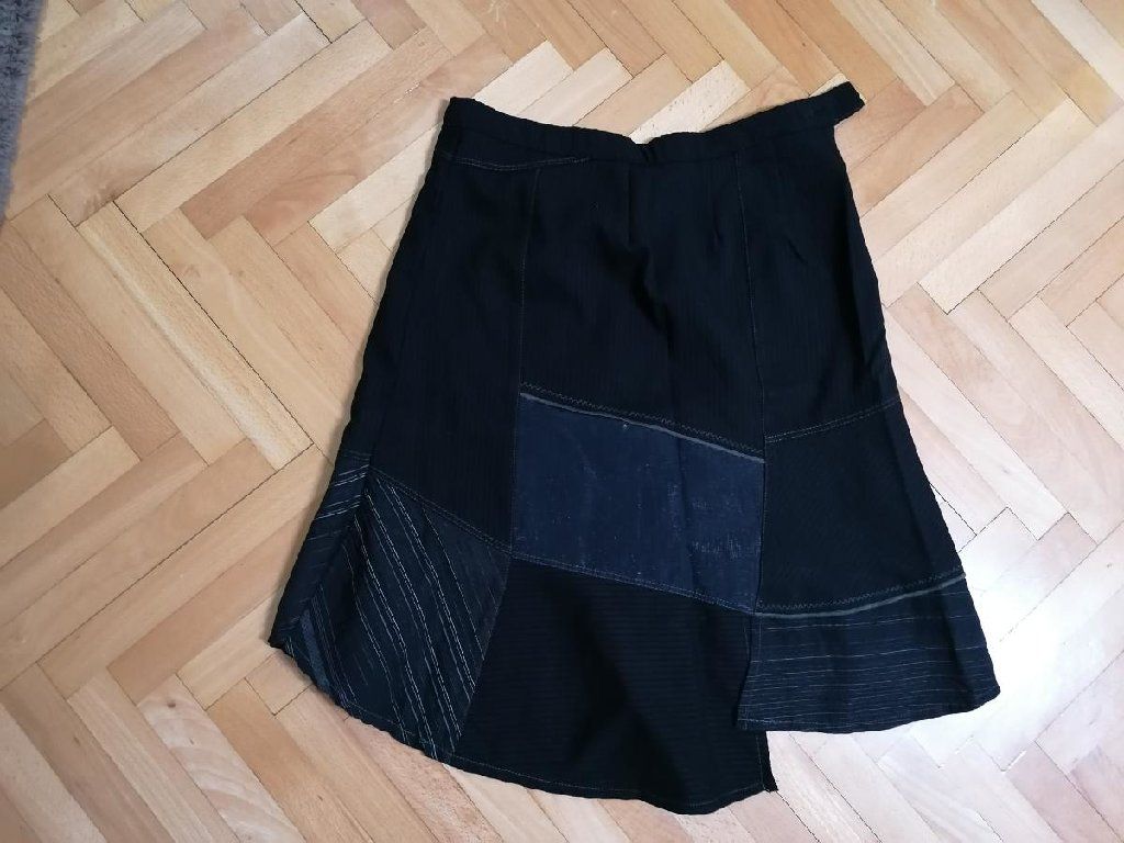 Br. 42 Dužina 66 cm M, širina kod kukova 53 cm. Obim struka 85 cm