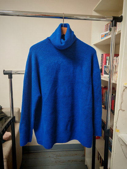 Zara plavi oversize rolka dzemper