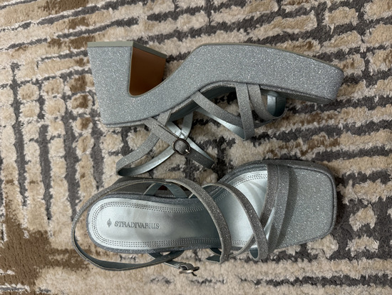 Stradivarius šljokičave sandale NOVO