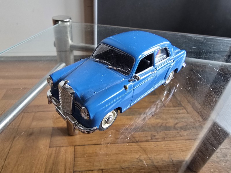 Mercedez -Benz 180 Ponton. . Bez casopisa, stara kolekc