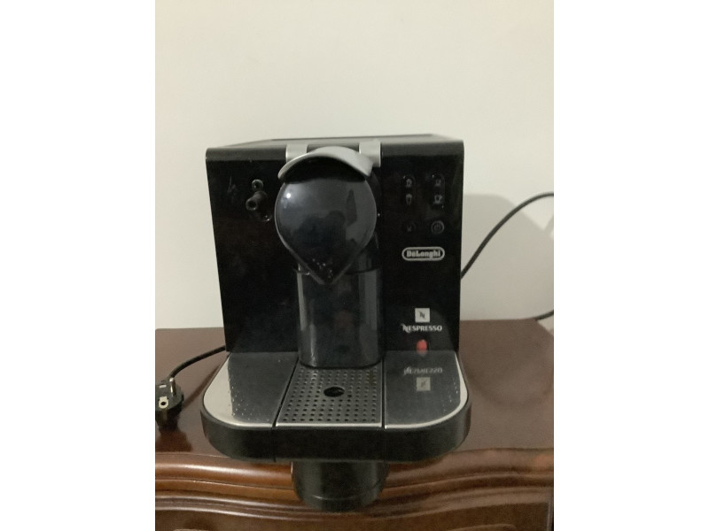 Apparat sa kafu Delonghi
