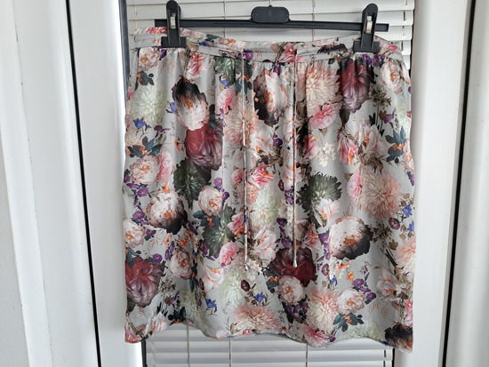 Postavljena cvetna suknja vel 38