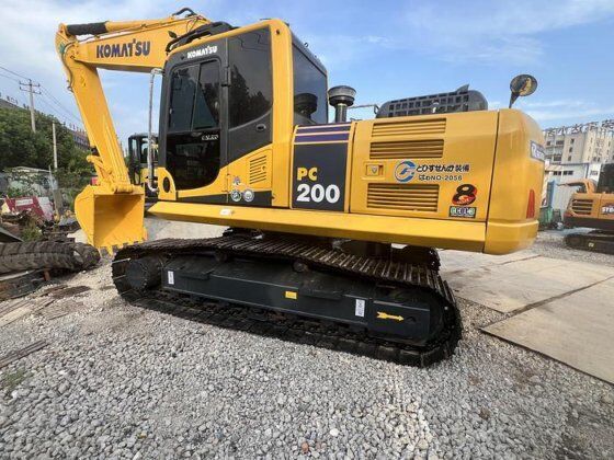Komatsu PC200-8 bager guseničar