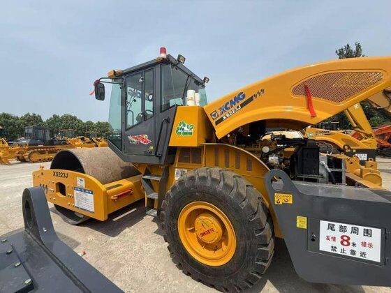 XCMG XS223J kompaktor s jednim valjkom