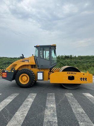 XCMG XS163J kompaktor s jednim valjkom