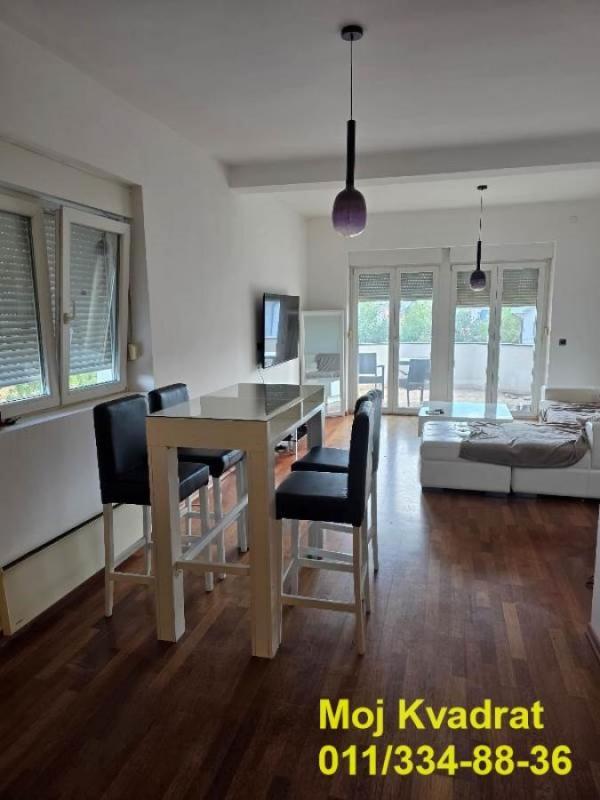 Trosoban stan za izdavanje, 92m2, 800€