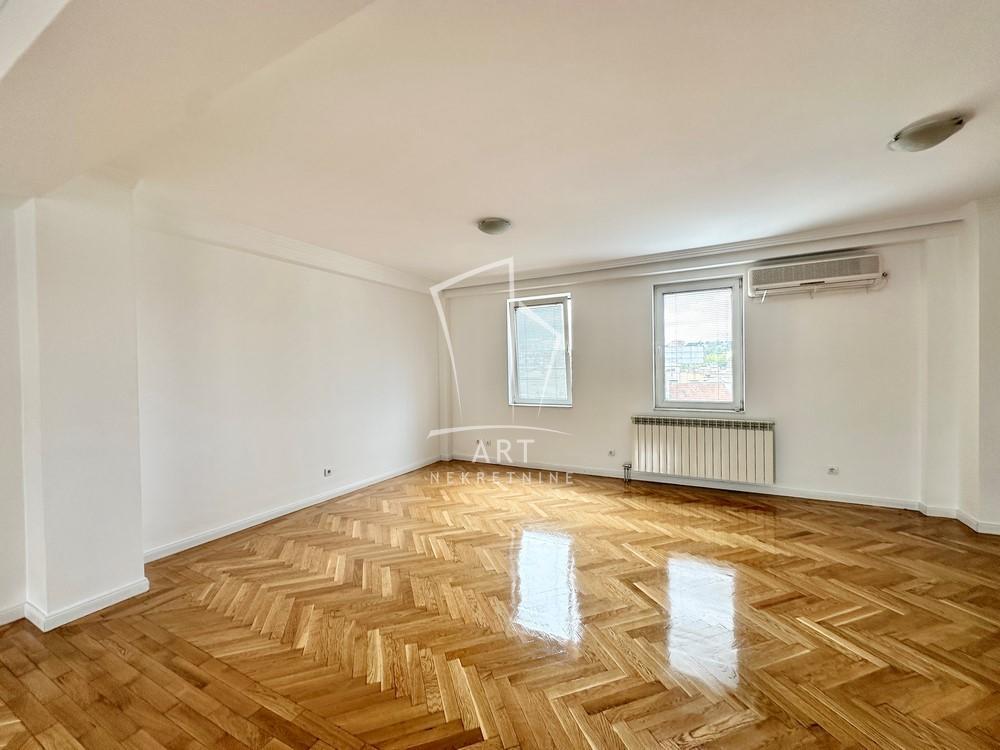 Nebojšina, Četvorosoban stan za izdavanje, 144m2, 1.650€