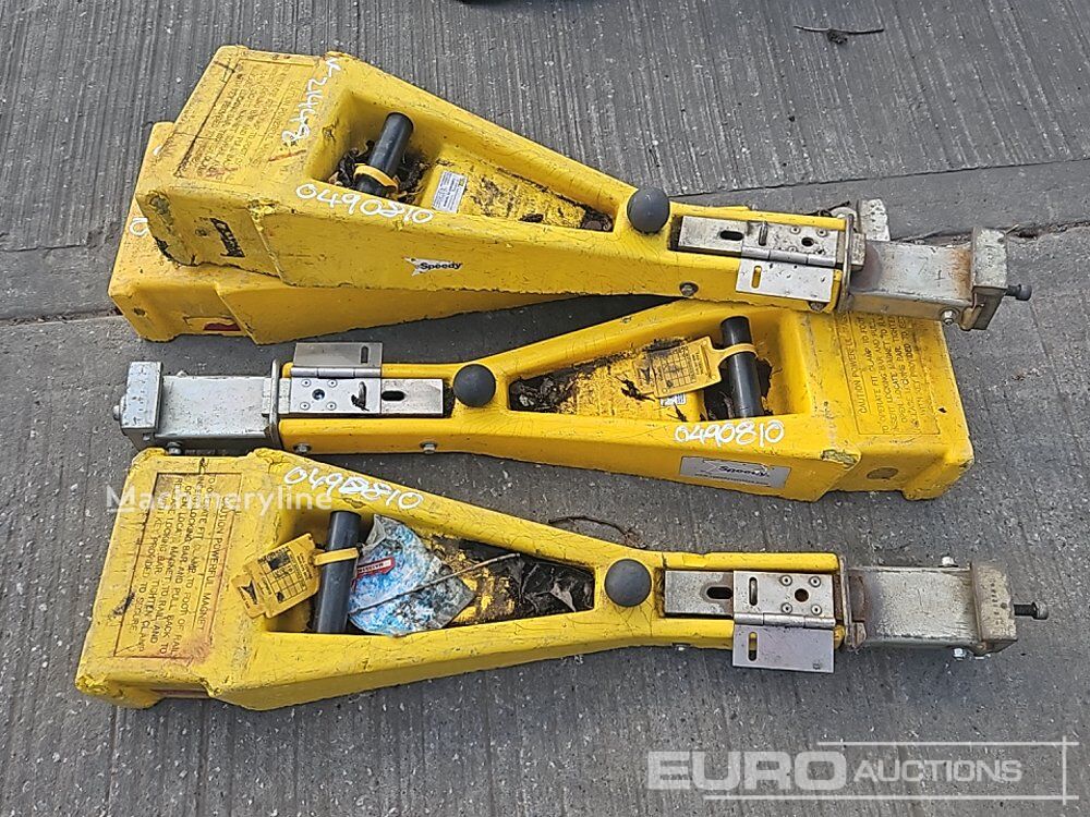 Prodaje se Track Magnet (4 of) kašiku za prednje utovarivač na aukciji
