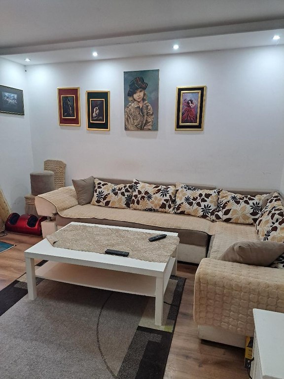 Kuća od dve zasebne stambene jedinice, prizemlje 53m2 + suteren 30m2, Zvezdara