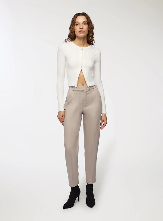 Pantalone čino u jednobojnoj varijanti Pepeljastobraon