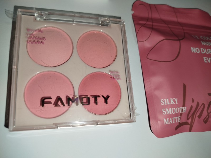 Set: paleta rumenila + 12 karmincica