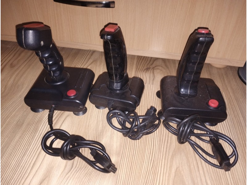 Tri dzojstika za retro kompjutere