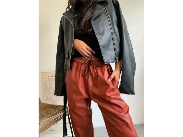 Pantalone ----ZARA ---XS--BORDO