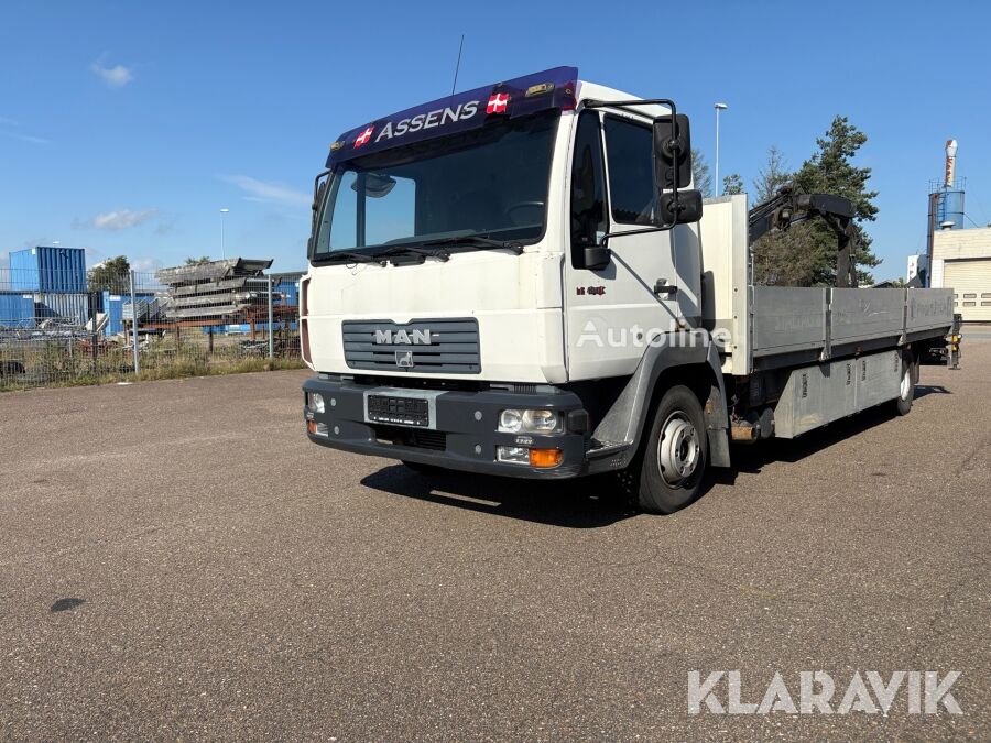 Prodaje se MAN E 180 C kamion s ravnom platformom na aukciji