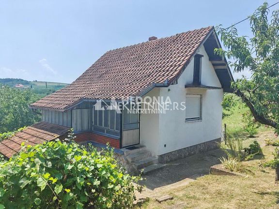 Aranđelovac, tri objekta na 100 ari placa ID#8332