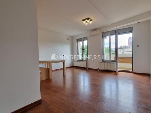Izdaje se trosoban stan na Vračaru id 14952-1