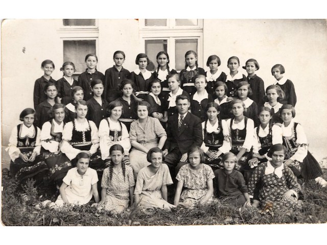 Foto Krivski Mladenovac. Devojke sa učiteljima. Nošnje