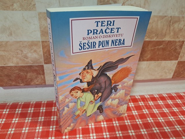 Teri Pračet Šešir pun neba