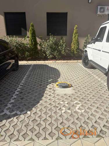 PARKING MESTO NA GRBAVICI HOPOVSKA ULICA, KOD CRKVE