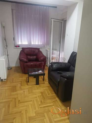Izdaje se stan na Bulevaru Nemanjića