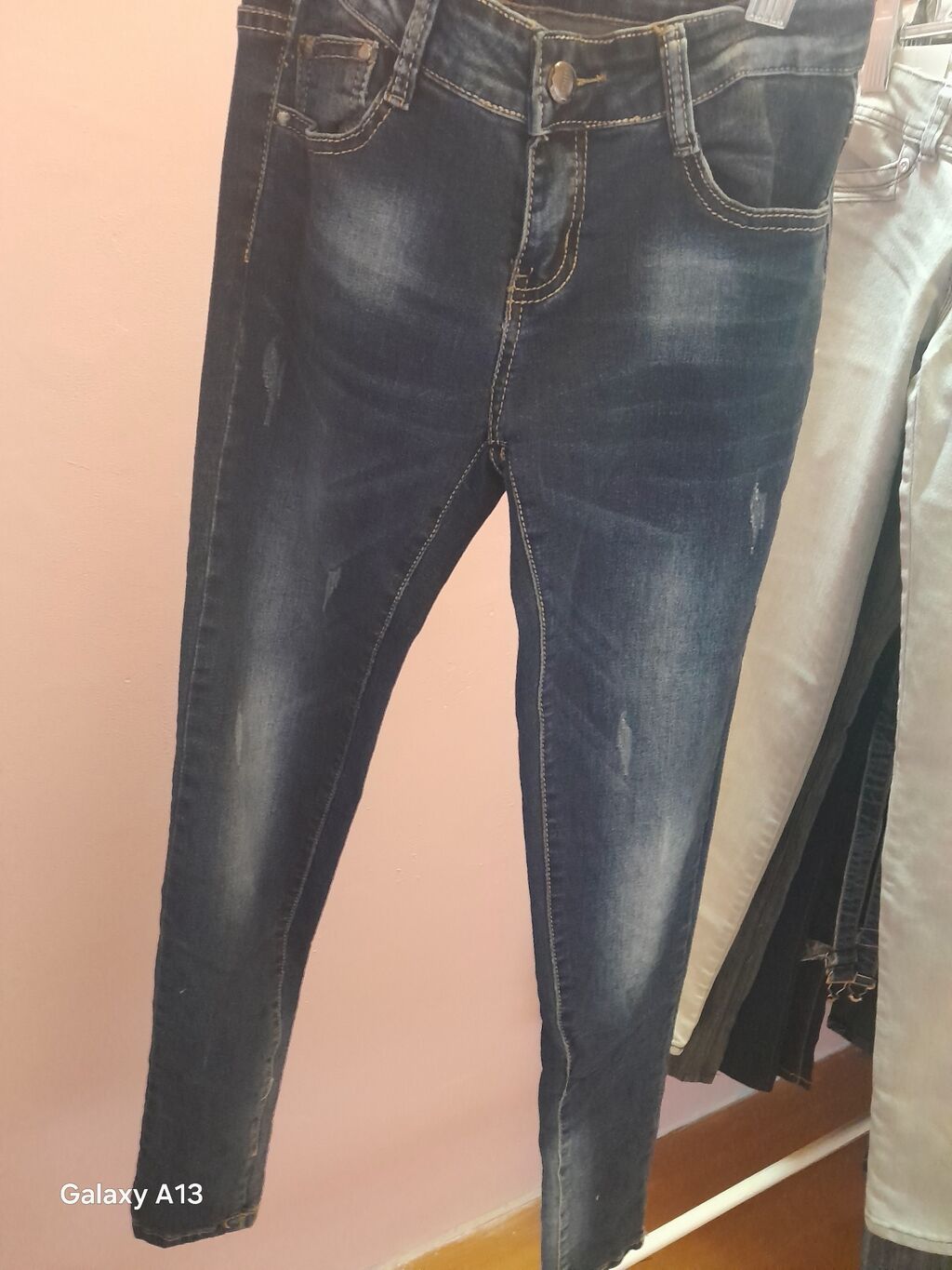 Ženske skinny farmerke – tamno plavi teksas sa blagim “washed” efektom