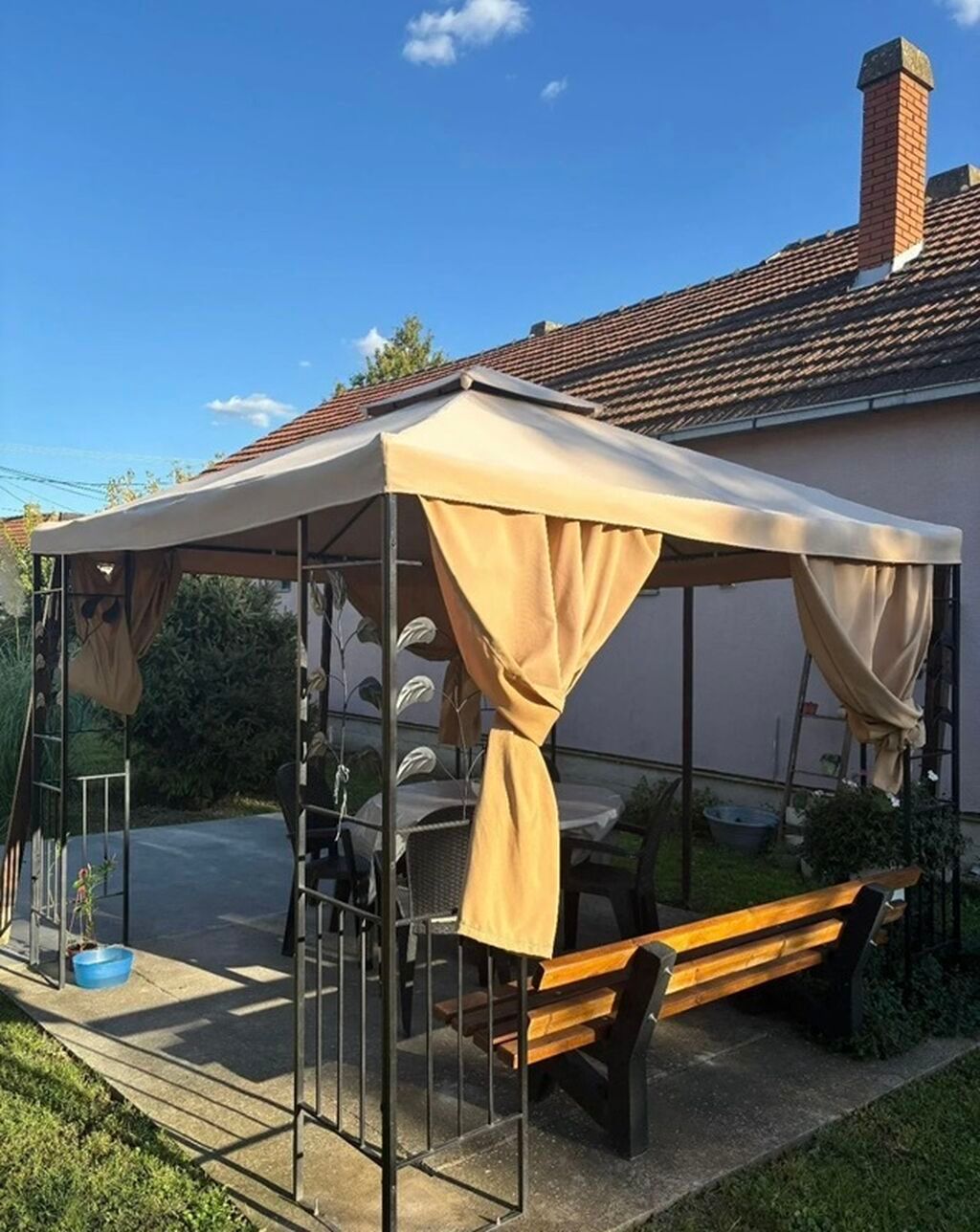 Baštenska pergola/paviljon sa zavjesama - Konstrukcija: metalni ram sa