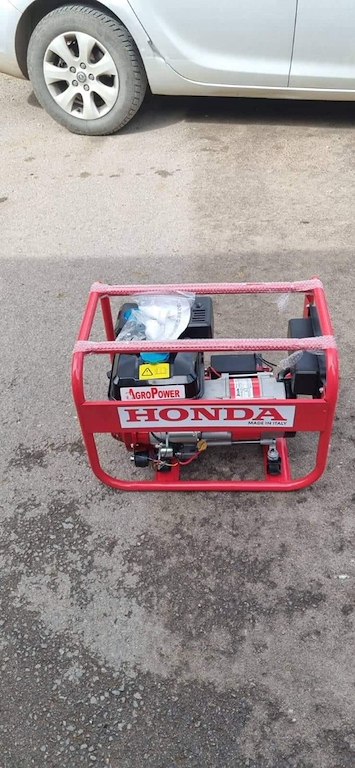 Honda 4.2kw benzin Pali na kljuc I na kanap Ima 3 monofazne uticnice