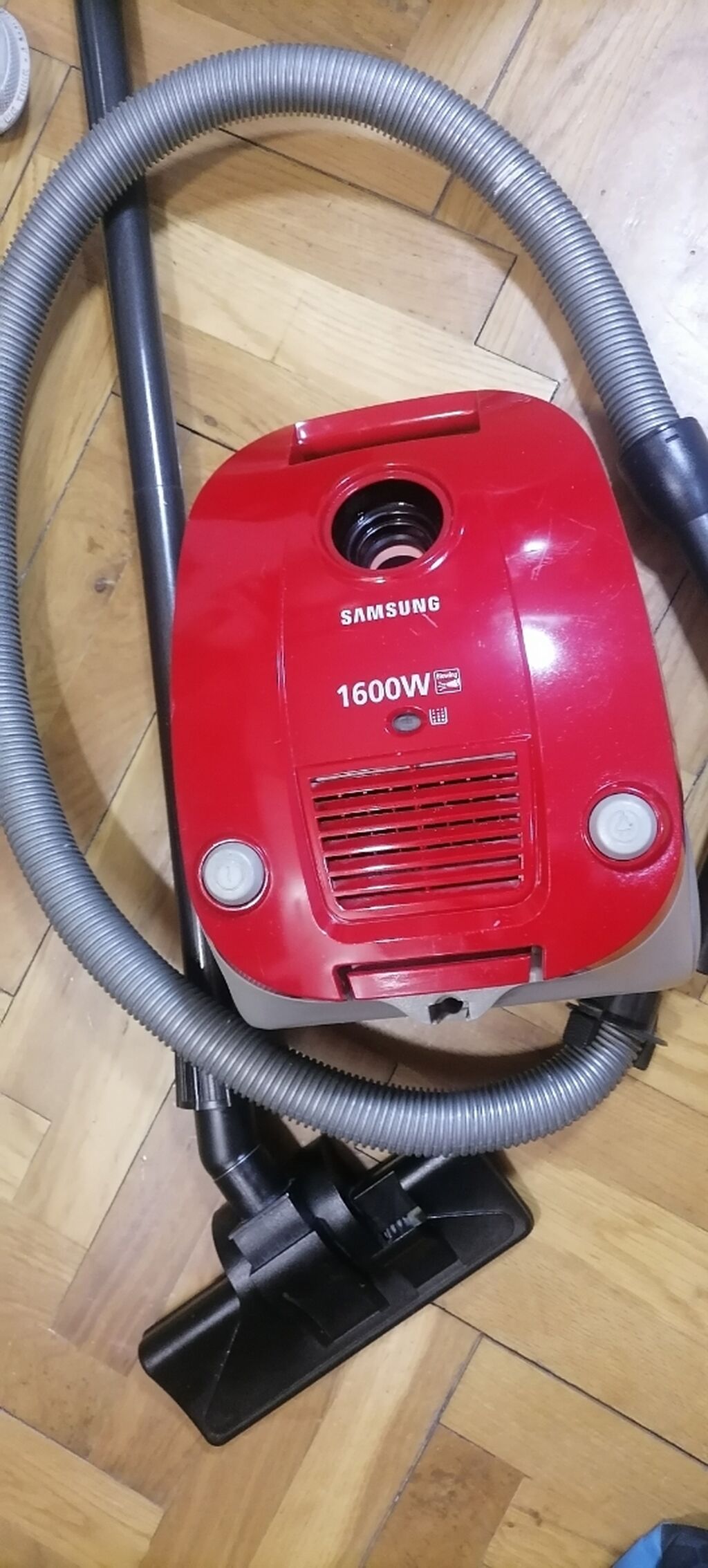 Usisivač SAMSUNG 1600w na papirnu kesu kompletan dobar. Dobro vuče
