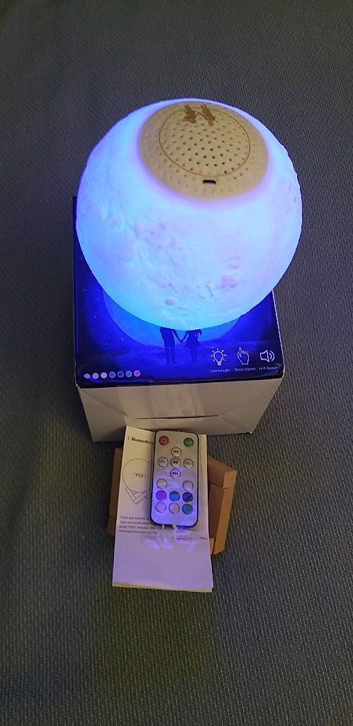 Wireless Speaker Moon Light Sa Promenjivim Bojama i Sa Daljinskim