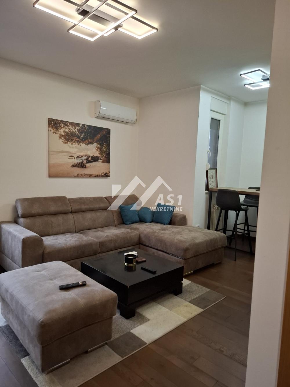 Izdajem LUX dvosoban stan na Bulevaru Patrijarha Pavla-sa parkingom !!! ID#3577 600 €