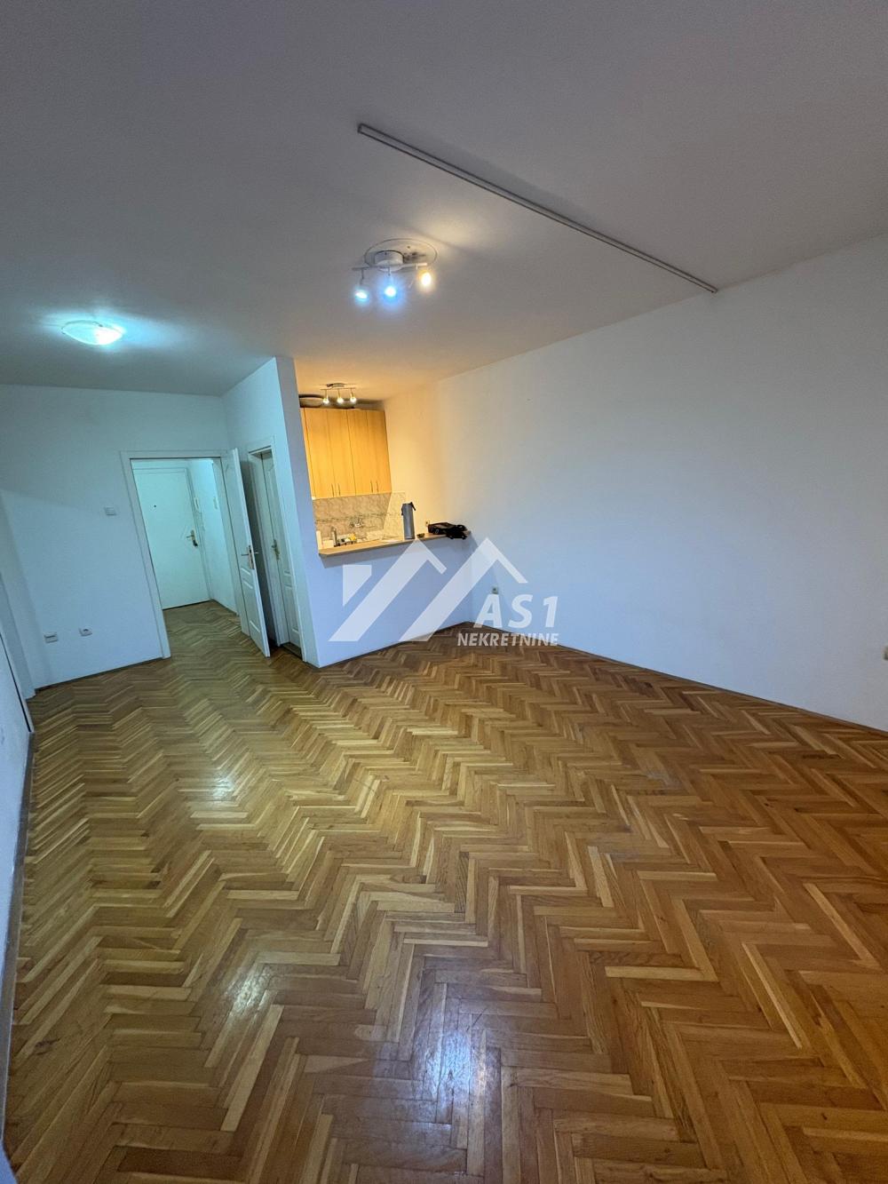 Odličan stan na Žitnom trgu PET FRIENDLY ID#3571 350 €