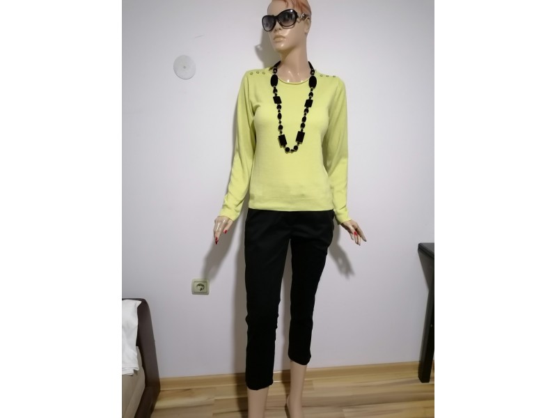 H&M crne kapri pantalone vel.M-L