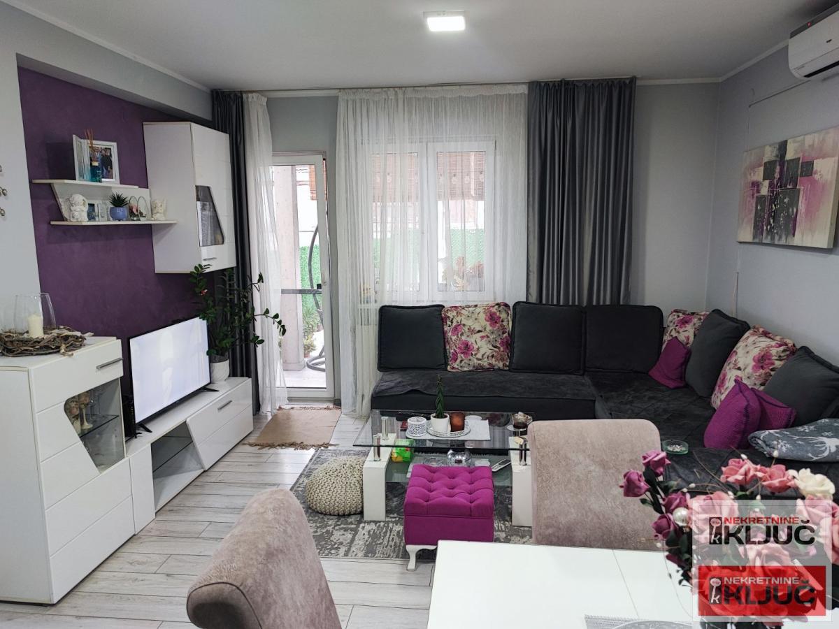 KOD NAJLON PIJACE, 68m2, Troosoban plus dvorišna terasa, Namešten