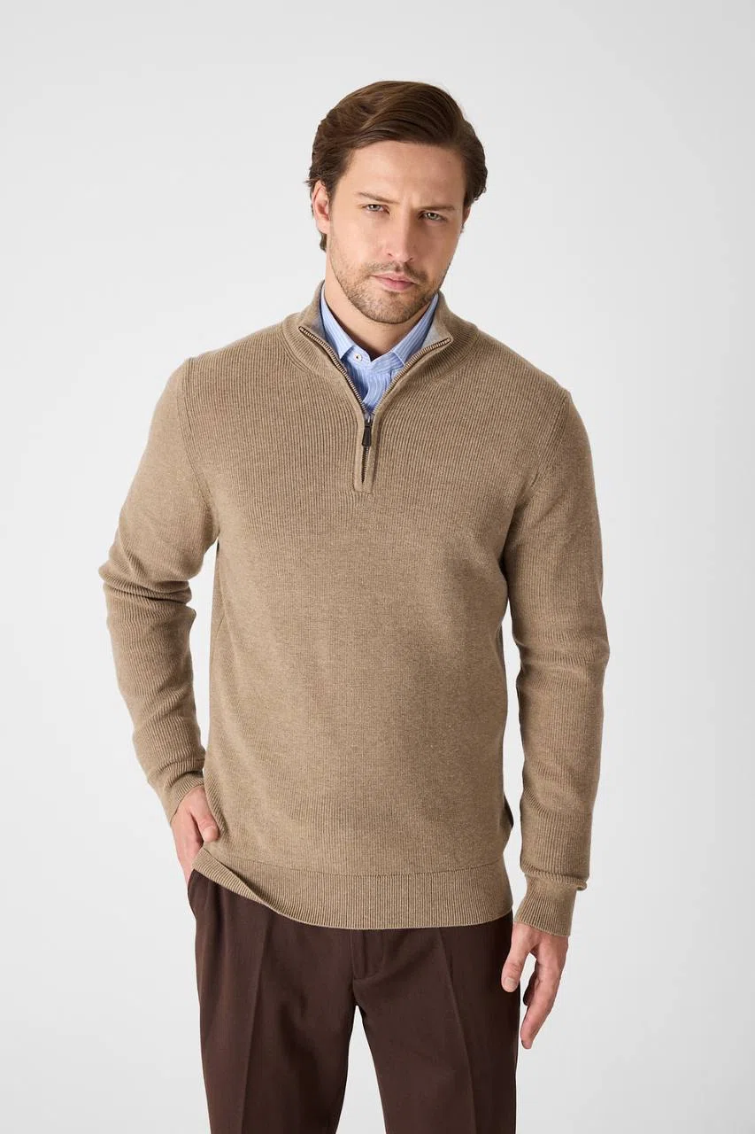 PREMIUM HALF ZIP DŽEMPER 4550
PREMIUM HALF ZIP DŽEMPER 4550 – KOMBINACIJA STILA I UDOBNOSTI