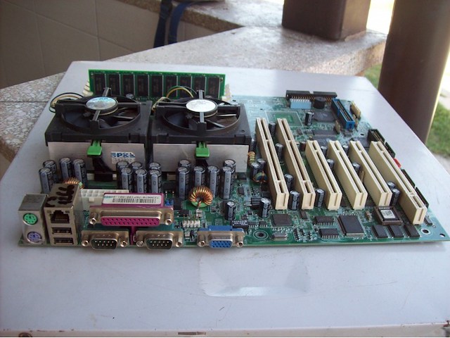 Fujitsu 370 server maticna+2x1.26 GHz cpu + 256 mb sd