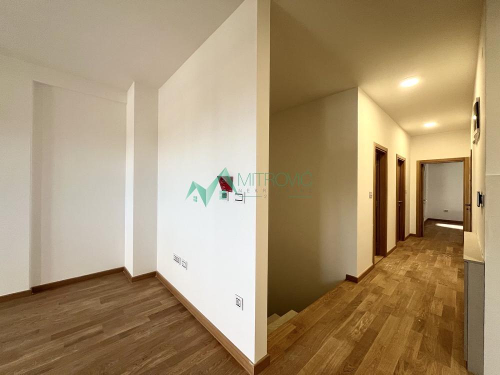 Četvorosoban stan na prodaju, 100m2, 288.500€