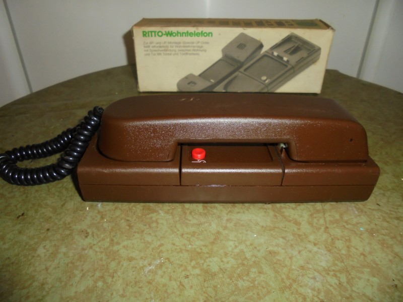 RETRO, ZIDNI FIKSNI TELEFON U BRAON BOJI U SVOJOJ KUTIJ