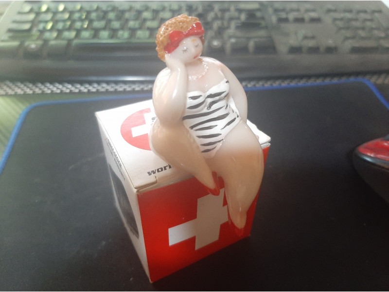 VINTAŽ NOSTALGIA DAMA FIGURA "SEDEĆI ČUVAR RUBA"