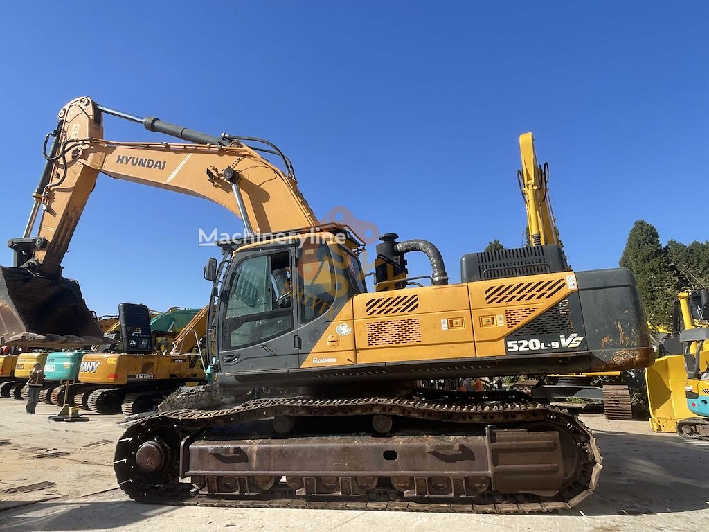 Caterpillar 520-9 vs bager guseničar