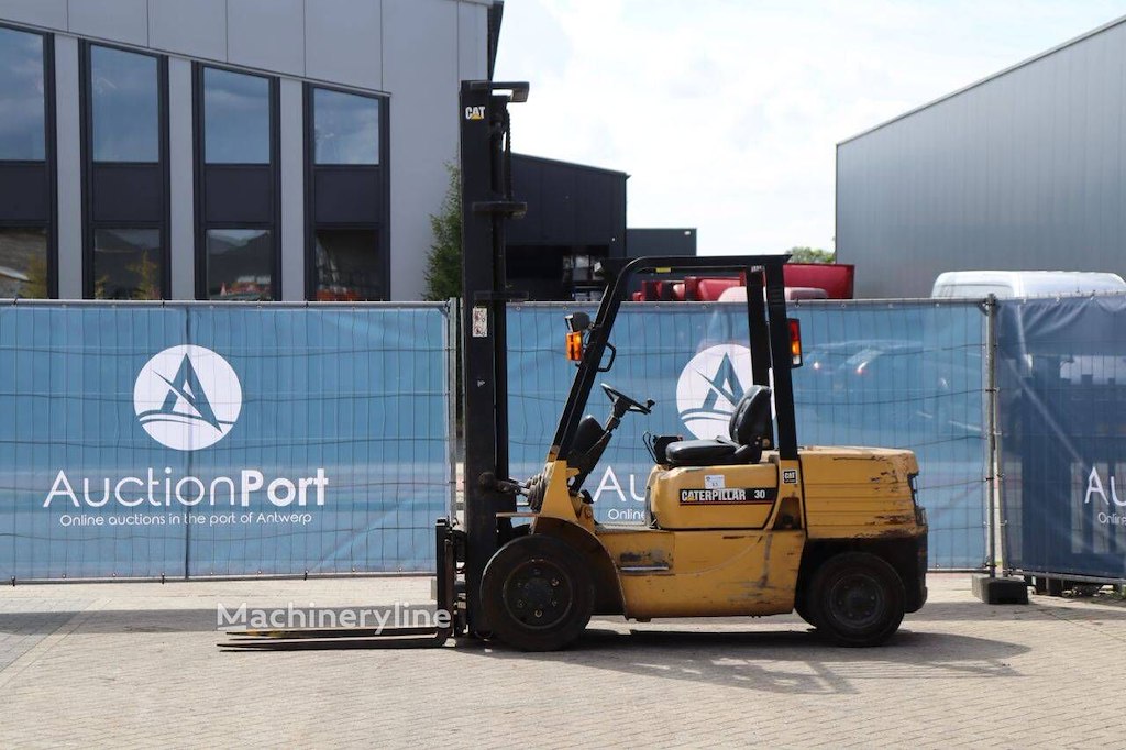 Prodaje se Caterpillar DP30 dizel viljuškar na aukciji
