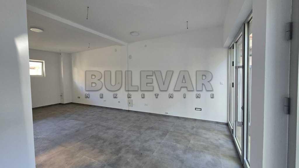 Izdaje se ulični lokal u centru, 40m2
