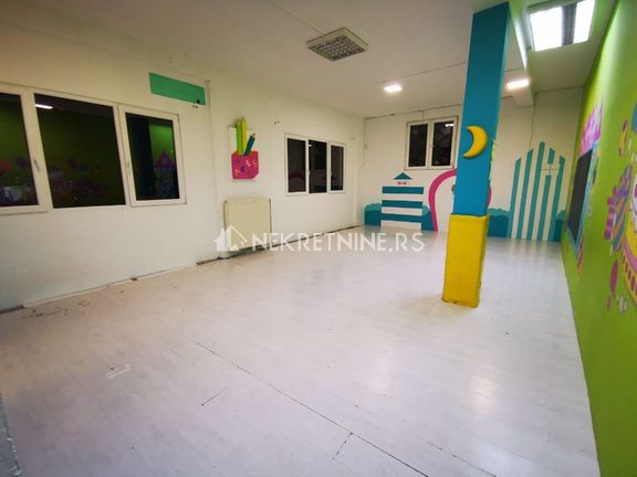 Izdajem kompletnu kuću od 520m2
