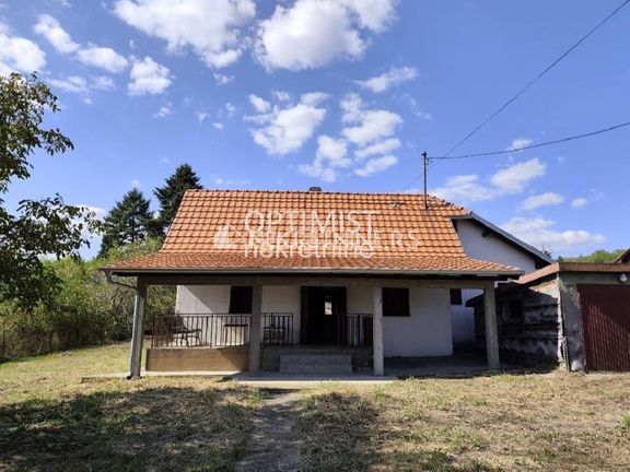 Uknjižena, odmah useljiva kuća, blizu grada ID#3123