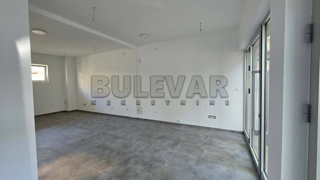 Izdaje se ulični lokal u centru, 40m2