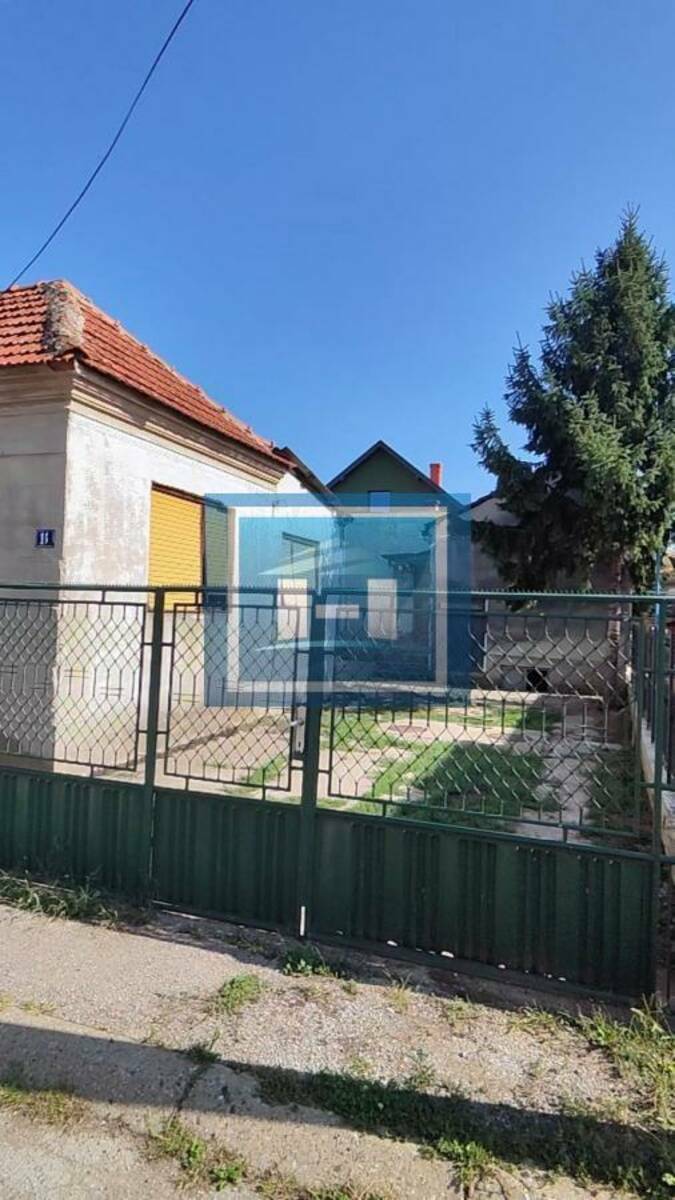 Dve kuće i garaža za renoviranje u širem centru Jagodine