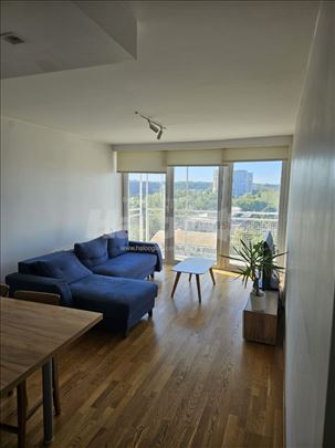 Četvrosoban stan ,Blok 28,79m2