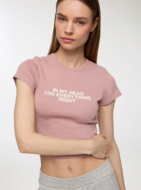 Crop majica sa smešnim natpisom Roze