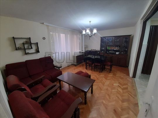 Izdaje se jedoiposoban stan u centru, prizemlje, g