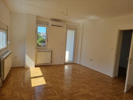 Dvoiposoban stan za izdavanje, Medijana